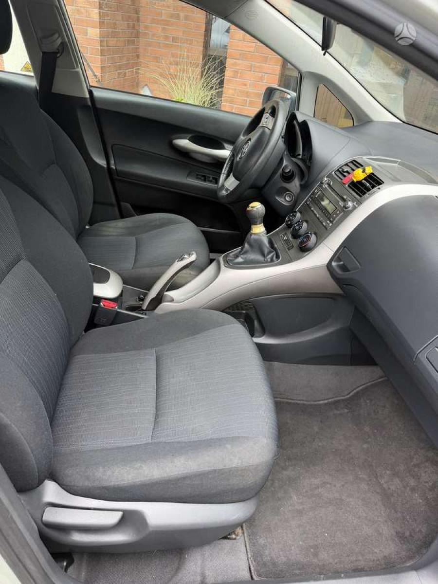 Pelēks Toyota Auris 2009 Viļņa, ar dzinēja tilpumu 1.36 L un nobraukumu 228 tūkst. km par 3000 €, foto 7 vietnē AUTOMOTO.COM.LV