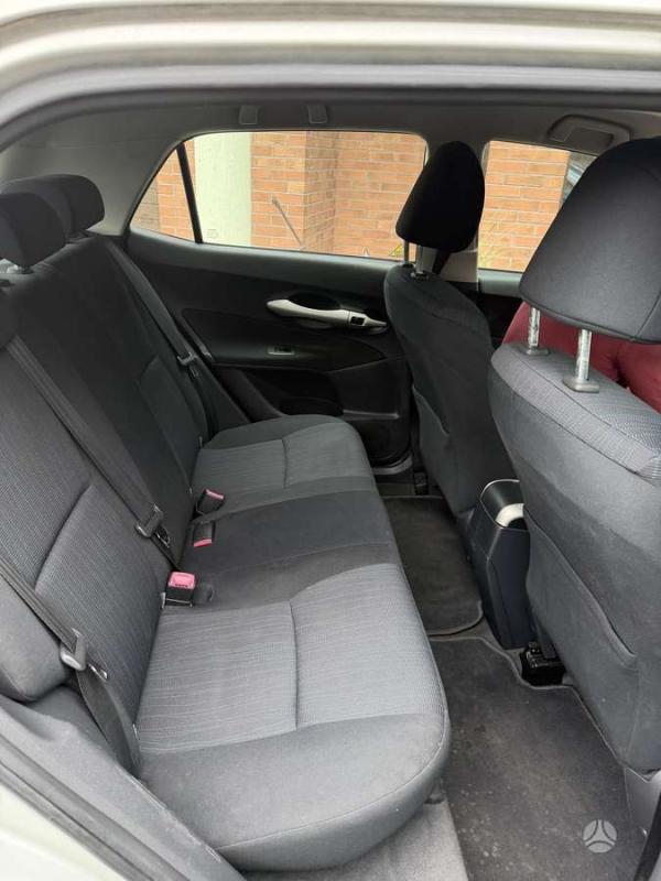 Grey Toyota Auris 2009 in Vilnius, with an engine capacity of 1.36 L and mileage of 228 thousand km for 3000 €, photo 7 on AUTOMOTO.COM.LV
