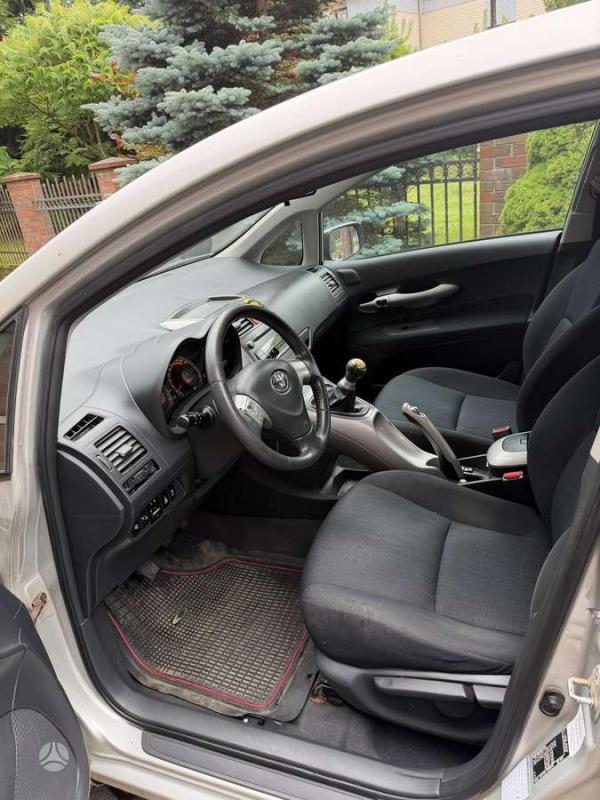 Grey Toyota Auris 2009 in Vilnius, with an engine capacity of 1.36 L and mileage of 228 thousand km for 3000 €, photo 9 on AUTOMOTO.COM.LV