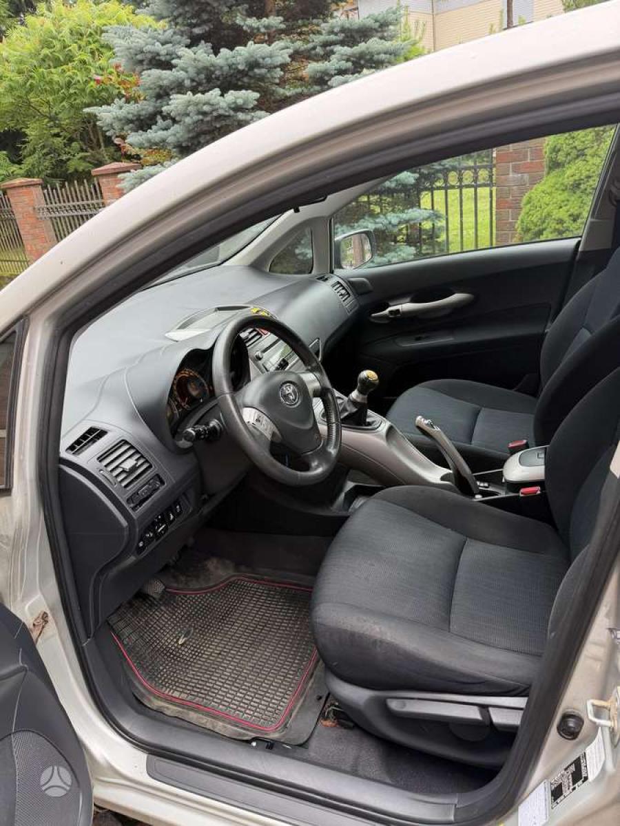 Pelēks Toyota Auris 2009 Viļņa, ar dzinēja tilpumu 1.36 L un nobraukumu 228 tūkst. km par 3000 €, foto 10 vietnē AUTOMOTO.COM.LV