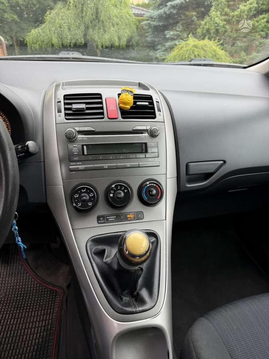 Pelēks Toyota Auris 2009 Viļņa, ar dzinēja tilpumu 1.36 L un nobraukumu 228 tūkst. km par 3000 €, foto 12 vietnē AUTOMOTO.COM.LV