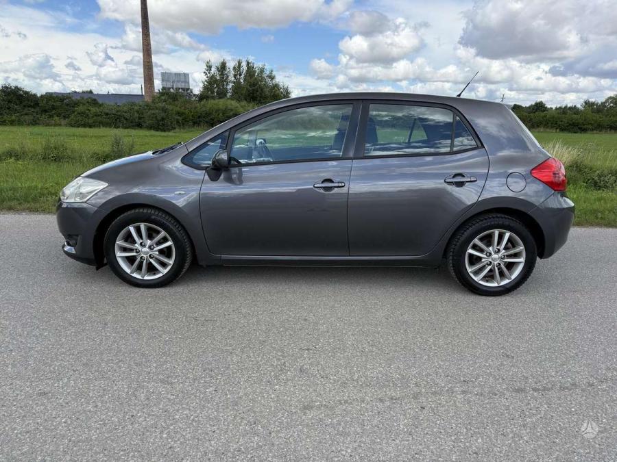 Pelēks Toyota Auris 2009 Vilkaviškis, ar dzinēja tilpumu 1.36 L un nobraukumu 207 tūkst. km par 3100 €, foto 5 vietnē AUTOMOTO.COM.LV