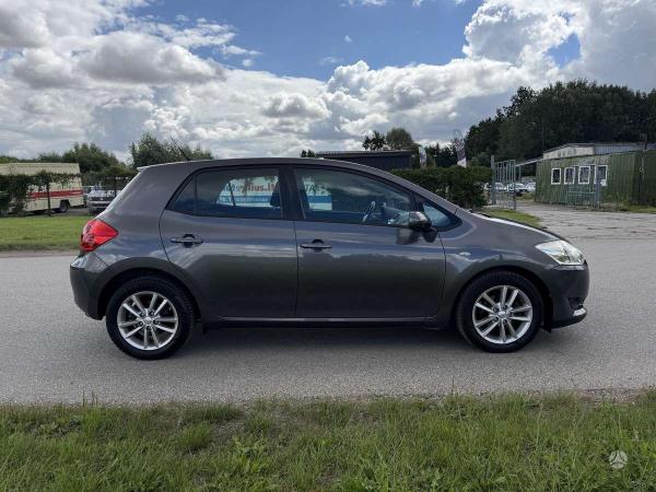 Pelēks Toyota Auris 2009 Vilkaviškis, ar dzinēja tilpumu 1.36 L un nobraukumu 207 tūkst. km par 3100 €, foto 5 vietnē AUTOMOTO.COM.LV
