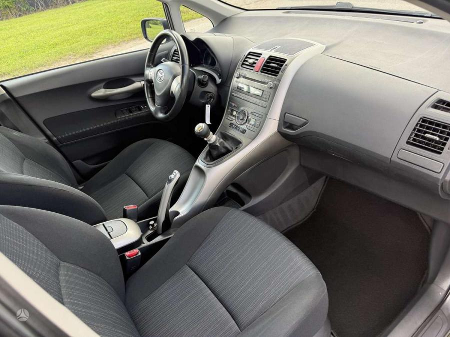 Pelēks Toyota Auris 2009 Vilkaviškis, ar dzinēja tilpumu 1.36 L un nobraukumu 207 tūkst. km par 3100 €, foto 16 vietnē AUTOMOTO.COM.LV
