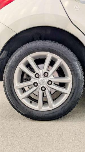 Pelēks Toyota Auris 2009 Viļņa, ar dzinēja tilpumu 1.60 L un nobraukumu 151 tūkst. km par 4750 €, foto 17 vietnē AUTOMOTO.COM.LV