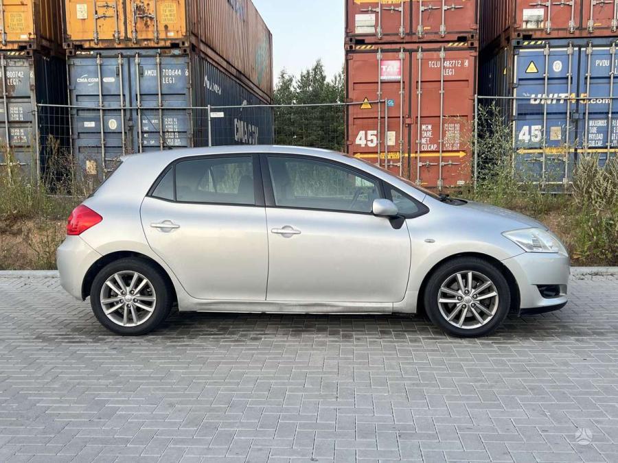 Pelēks Toyota Auris 2009 Viļņa, ar dzinēja tilpumu 2.00 L un nobraukumu 345 tūkst. km par 1400 €, foto 6 vietnē AUTOMOTO.COM.LV