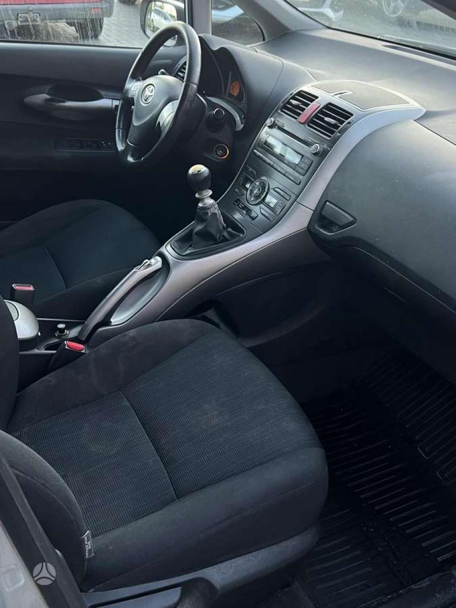 Pelēks Toyota Auris 2009 Viļņa, ar dzinēja tilpumu 2.00 L un nobraukumu 345 tūkst. km par 1400 €, foto 9 vietnē AUTOMOTO.COM.LV