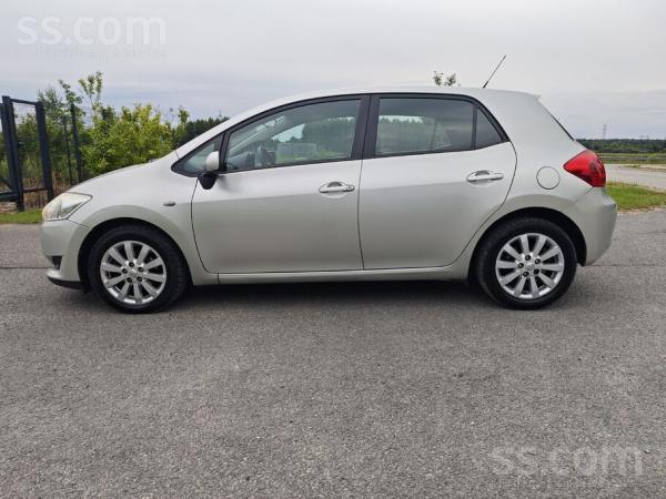 Grey Toyota Auris 2009 in Jelgava, with an engine capacity of 1.40 L and mileage of 386 thousand km for 1250 €, photo 4 on AUTOMOTO.COM.LV