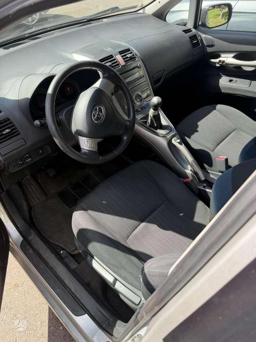 Pelēks Toyota Auris 2009 Kauņa, ar dzinēja tilpumu 1.60 L un nobraukumu 310 tūkst. km par 1999 €, foto 9 vietnē AUTOMOTO.COM.LV