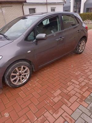 Grey Toyota Auris 2009 in Alytus, with an engine capacity of 2.00 L and mileage of 434 thousand km for 1900 €, photo 5 on AUTOMOTO.COM.LV