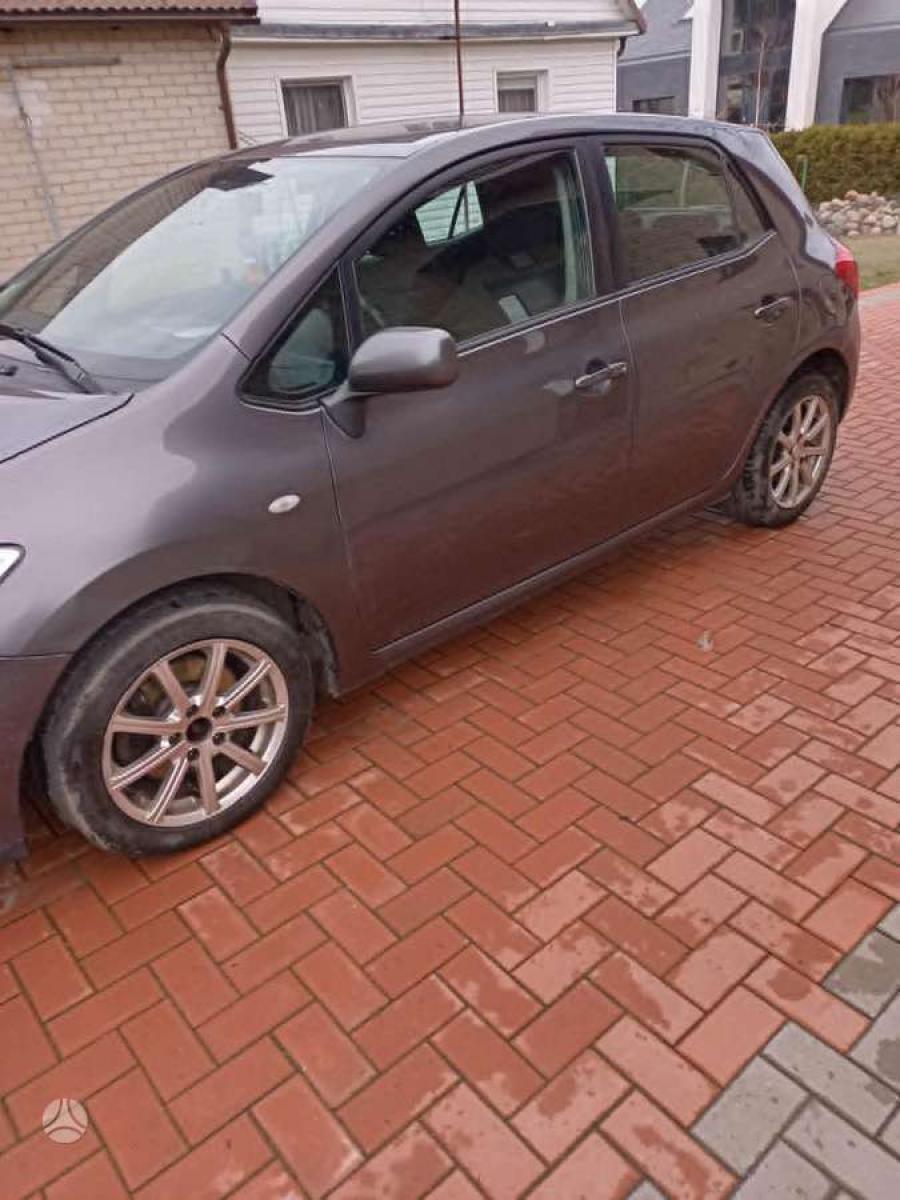Grey Toyota Auris 2009 in Alytus, with an engine capacity of 2.00 L and mileage of 434 thousand km for 1900 €, photo 5 on AUTOMOTO.COM.LV