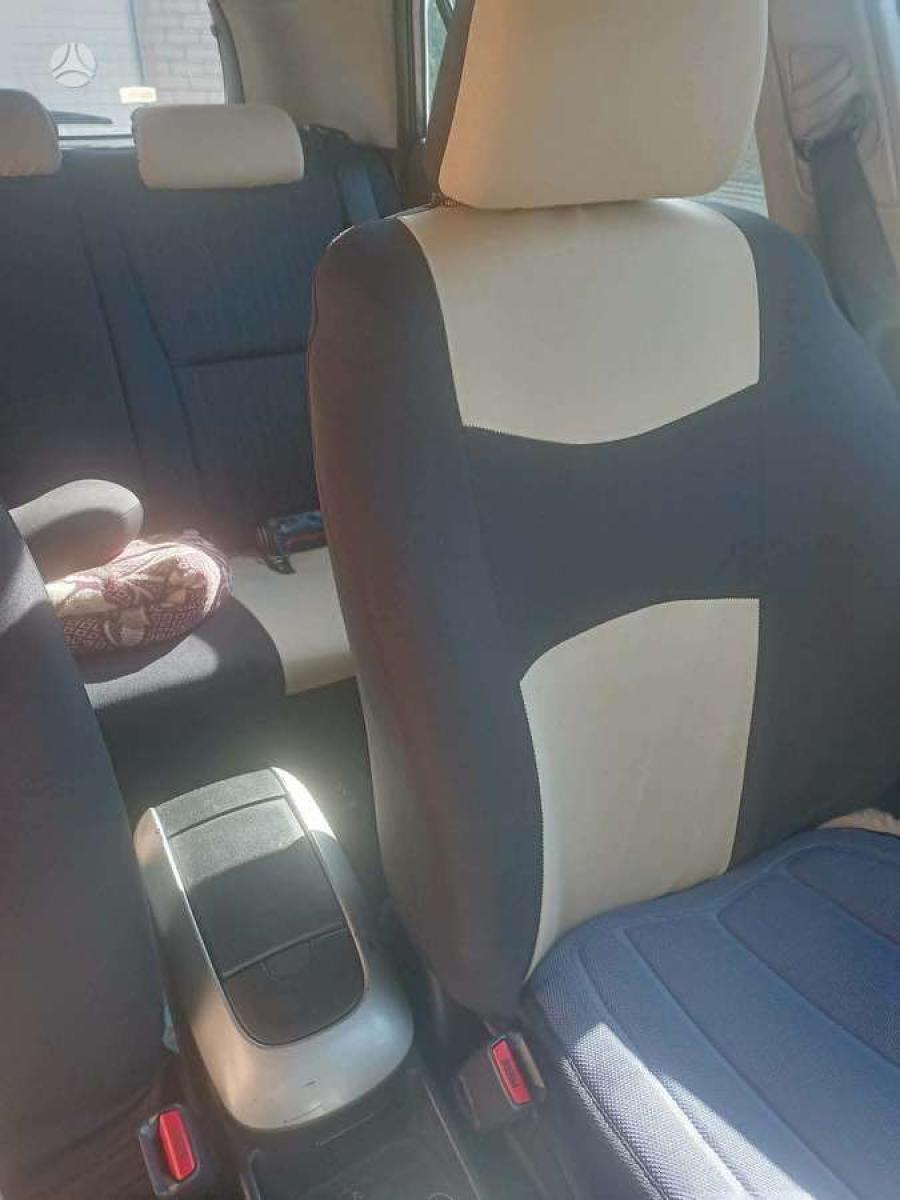 Grey Toyota Auris 2009 in Alytus, with an engine capacity of 2.00 L and mileage of 434 thousand km for 1900 €, photo 9 on AUTOMOTO.COM.LV