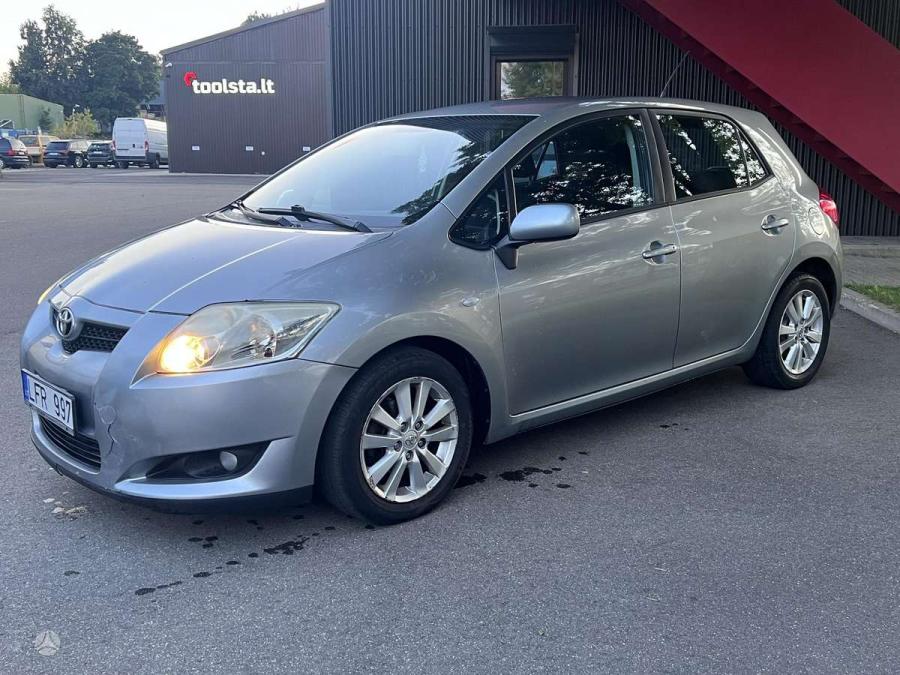 Pelēks Toyota Auris 2009 Viļņa, ar dzinēja tilpumu 0.00 L un nobraukumu 300 tūkst. km par 1950 €, foto 1 vietnē AUTOMOTO.COM.LV