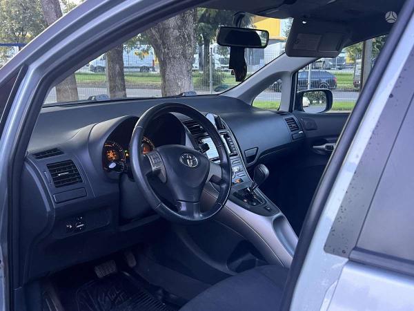 Pelēks Toyota Auris 2009 Viļņa, ar dzinēja tilpumu 0.00 L un nobraukumu 300 tūkst. km par 1950 €, foto 6 vietnē AUTOMOTO.COM.LV