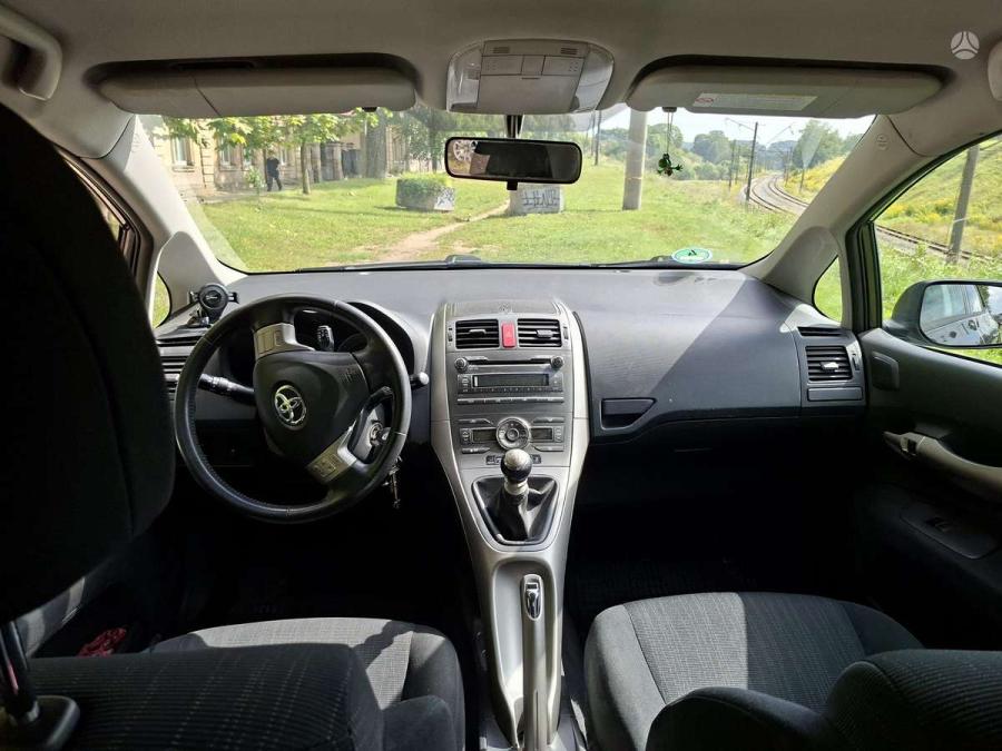 Pelēks Toyota Auris 2009 Viļņa, ar dzinēja tilpumu 2.00 L un nobraukumu 161 tūkst. km par 2100 €, foto 3 vietnē AUTOMOTO.COM.LV