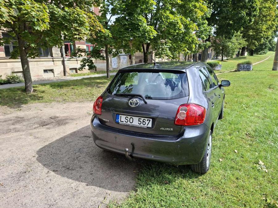 Pelēks Toyota Auris 2009 Viļņa, ar dzinēja tilpumu 2.00 L un nobraukumu 161 tūkst. km par 2100 €, foto 4 vietnē AUTOMOTO.COM.LV