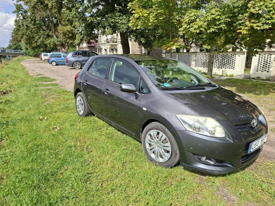 Pelēks Toyota Auris 2009 Viļņa, ar dzinēja tilpumu 2.00 L un nobraukumu 161 tūkst. km par 2100 €, foto 5 vietnē AUTOMOTO.COM.LV