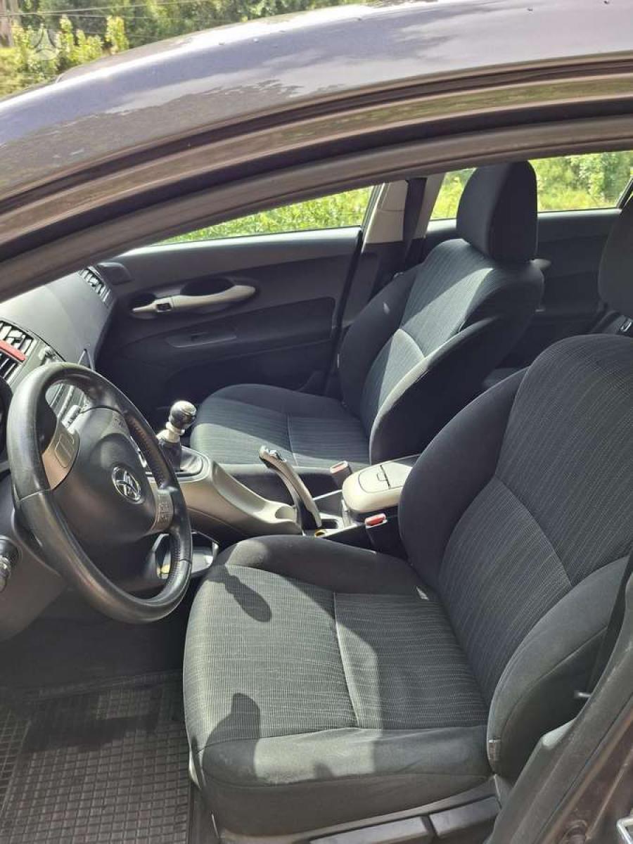 Pelēks Toyota Auris 2009 Viļņa, ar dzinēja tilpumu 2.00 L un nobraukumu 161 tūkst. km par 2100 €, foto 9 vietnē AUTOMOTO.COM.LV
