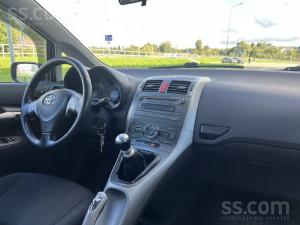 Pelēks Toyota Auris 2009 Rēzekne, ar dzinēja tilpumu 2.00 L un nobraukumu 295 tūkst. km par 2290 €, foto 8 vietnē AUTOMOTO.COM.LV