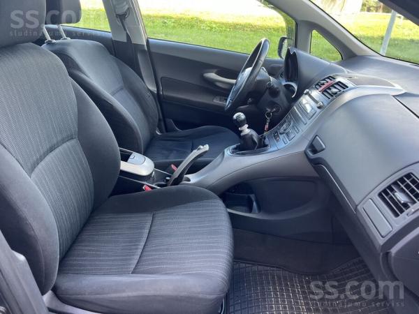 Toyota Auris 2009 Rēzekne vietnē Pelēks Toyota Auris 2009 Rēzekne, ar dzinēja tilpumu 2.00 L un nobraukumu 295 tūkst. km par 2290 €, foto 11 vietnē AUTOMOTO.COM.LV