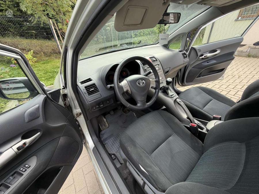 Pelēks Toyota Auris 2009 Viļņa, ar dzinēja tilpumu 1.60 L un nobraukumu 220 tūkst. km par 2500 €, foto 9 vietnē AUTOMOTO.COM.LV