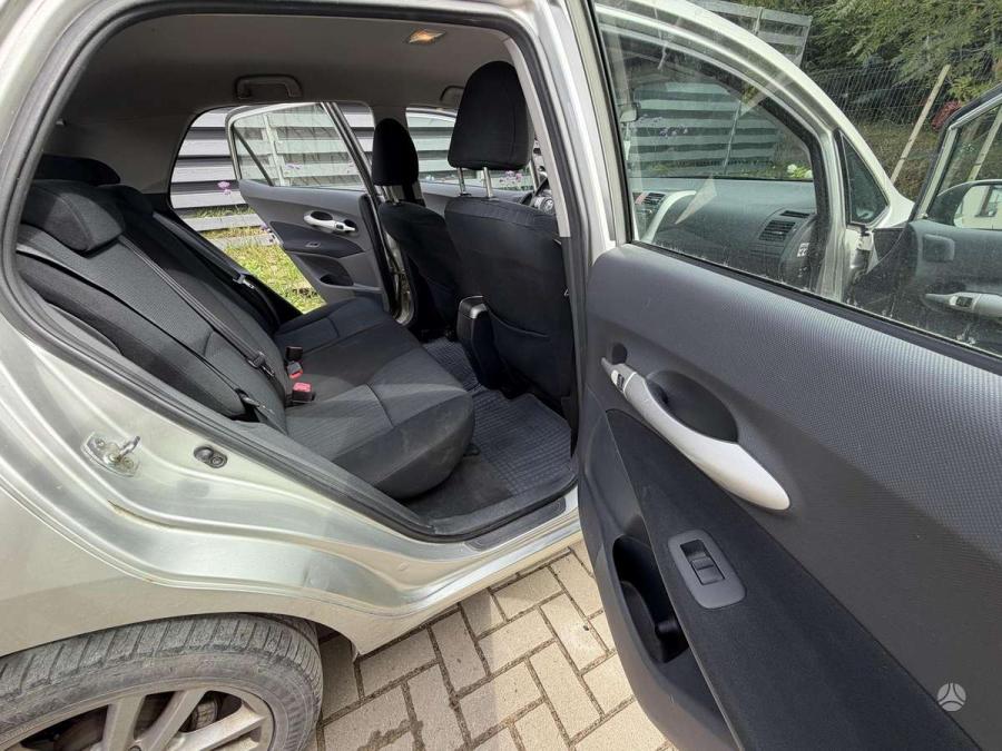Pelēks Toyota Auris 2009 Viļņa, ar dzinēja tilpumu 1.60 L un nobraukumu 220 tūkst. km par 2500 €, foto 12 vietnē AUTOMOTO.COM.LV