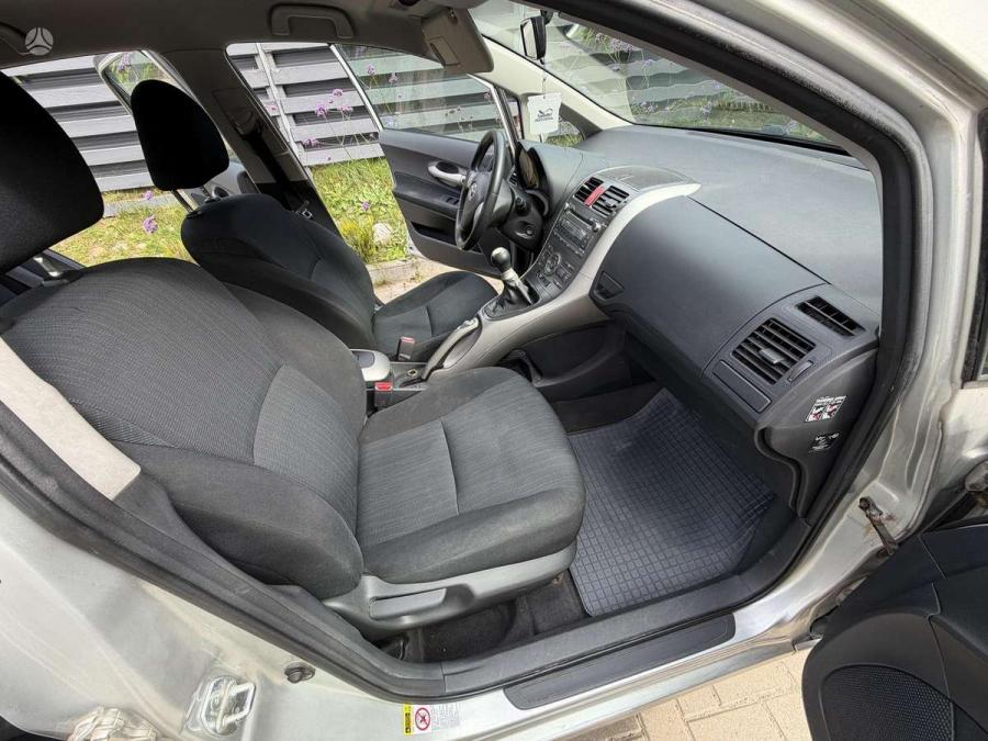 Pelēks Toyota Auris 2009 Viļņa, ar dzinēja tilpumu 1.60 L un nobraukumu 220 tūkst. km par 2500 €, foto 13 vietnē AUTOMOTO.COM.LV