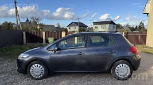 Pelēks Toyota Auris 2009 Rēzekne, ar dzinēja tilpumu 2.00 L un nobraukumu 230 tūkst. km par 2850 €, foto 3 vietnē AUTOMOTO.COM.LV