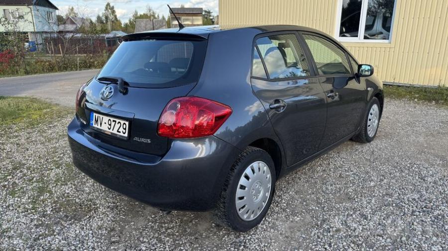 Pelēks Toyota Auris 2009 Rēzekne, ar dzinēja tilpumu 2.00 L un nobraukumu 230 tūkst. km par 2850 €, foto 5 vietnē AUTOMOTO.COM.LV