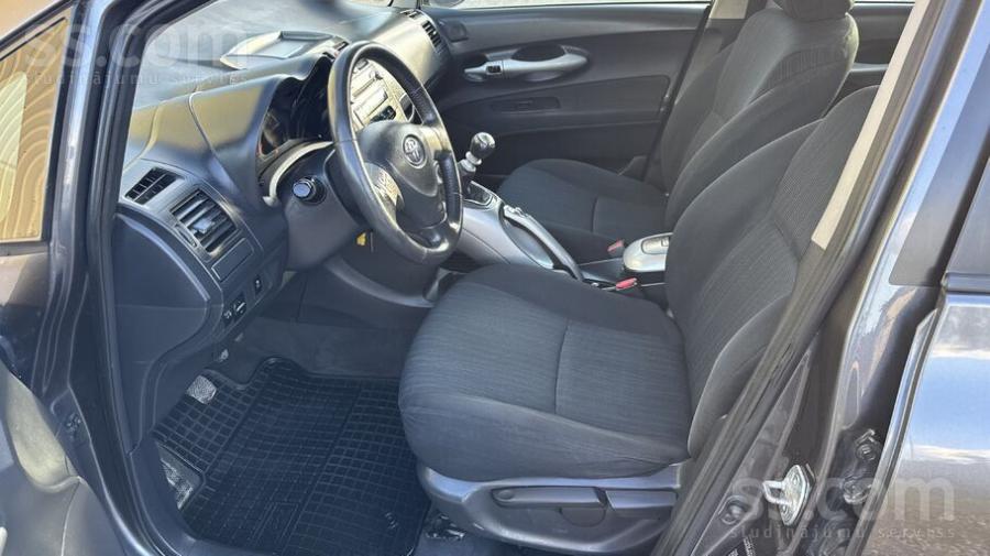 Pelēks Toyota Auris 2009 Rēzekne, ar dzinēja tilpumu 2.00 L un nobraukumu 230 tūkst. km par 2850 €, foto 8 vietnē AUTOMOTO.COM.LV