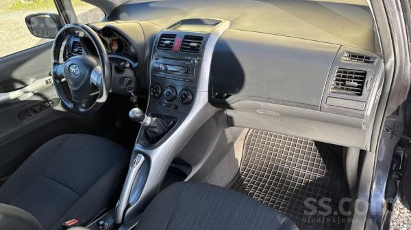 Pelēks Toyota Auris 2009 Rēzekne, ar dzinēja tilpumu 2.00 L un nobraukumu 230 tūkst. km par 2850 €, foto 11 vietnē AUTOMOTO.COM.LV
