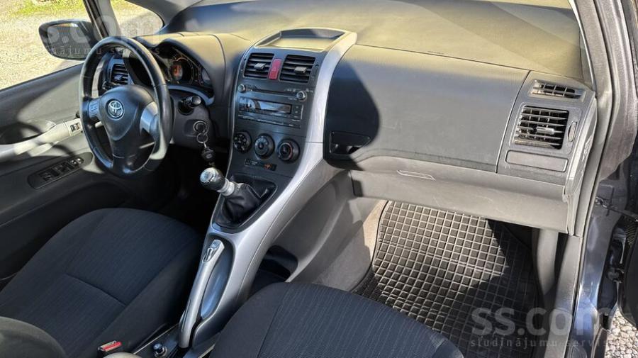 Pelēks Toyota Auris 2009 Rēzekne, ar dzinēja tilpumu 2.00 L un nobraukumu 230 tūkst. km par 2850 €, foto 11 vietnē AUTOMOTO.COM.LV