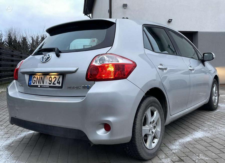 Grey Toyota Auris 2010 in Vilnius, with an engine capacity of 1.80 L and mileage of 129 thousand km for 5900 €, photo 1 on AUTOMOTO.COM.LV