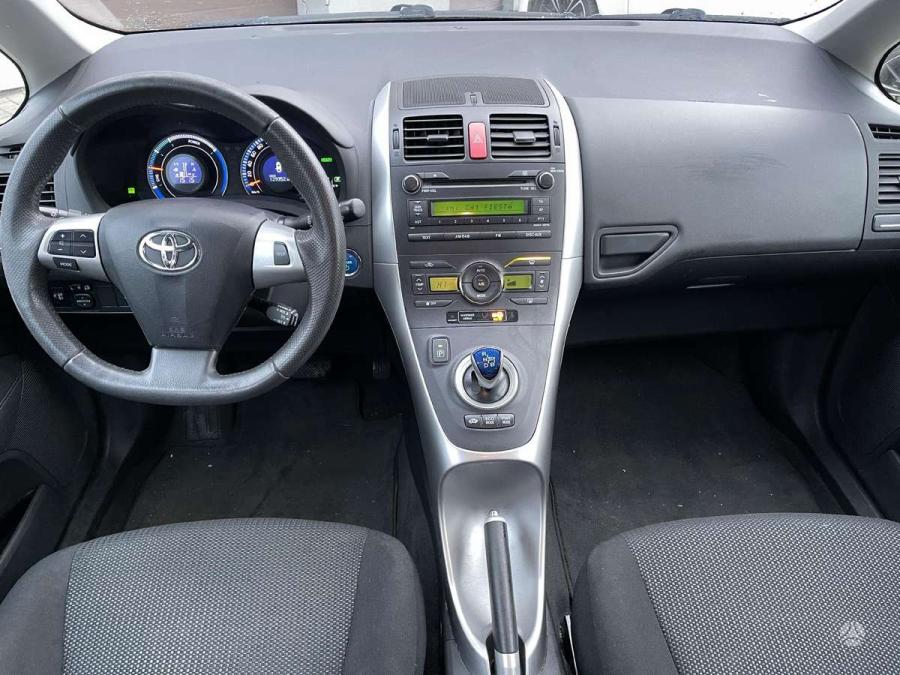 Grey Toyota Auris 2010 in Vilnius, with an engine capacity of 1.80 L and mileage of 129 thousand km for 5900 €, photo 13 on AUTOMOTO.COM.LV