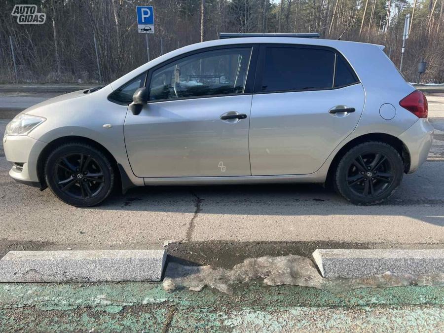 Grey Toyota Auris 2010 in Ukmerge, with an engine capacity of 1.30 L and mileage of 267 thousand km for 2300 €, photo 3 on AUTOMOTO.COM.LV