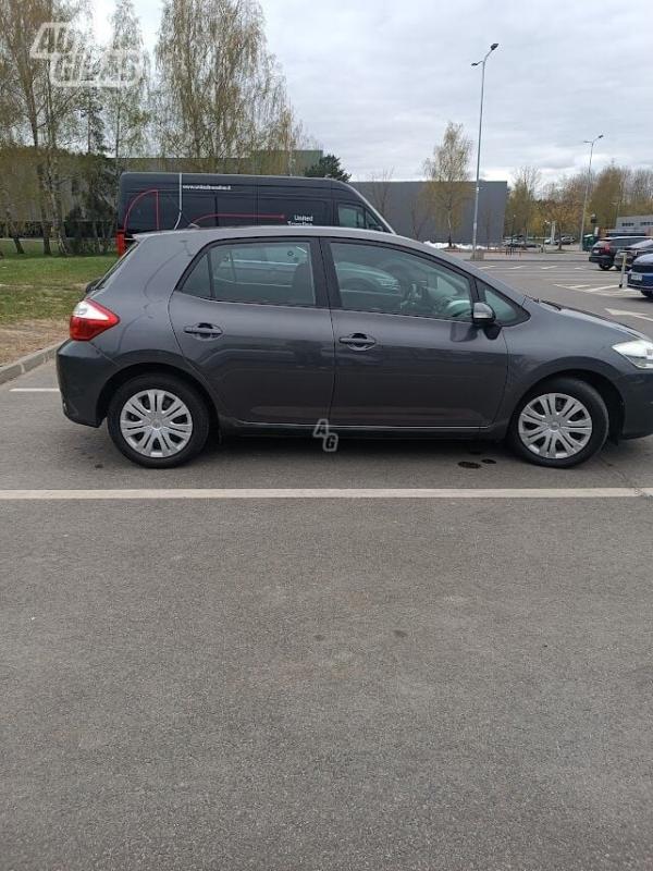Pelēks Toyota Auris 2010 Viļņa, ar dzinēja tilpumu 1.30 L un nobraukumu 124 tūkst. km par 4500 €, foto 3 vietnē AUTOMOTO.COM.LV