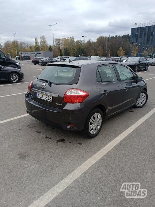 Pelēks Toyota Auris 2010 Viļņa, ar dzinēja tilpumu 1.30 L un nobraukumu 124 tūkst. km par 4500 €, foto 5 vietnē AUTOMOTO.COM.LV