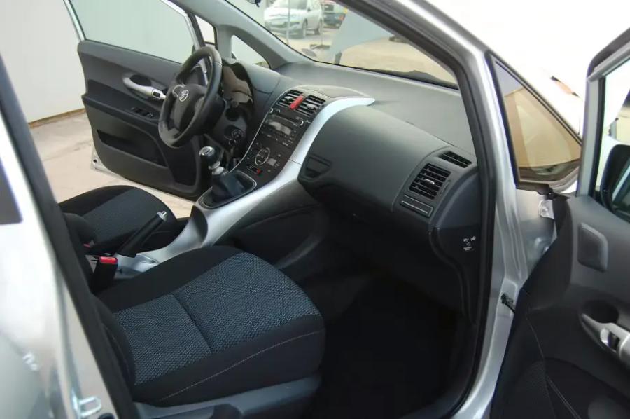 Pelēks Toyota Auris 2010 Jēkabpils, ar dzinēja tilpumu 1.40 L un nobraukumu 247 tūkst. km par 4999 €, foto 14 vietnē AUTOMOTO.COM.LV