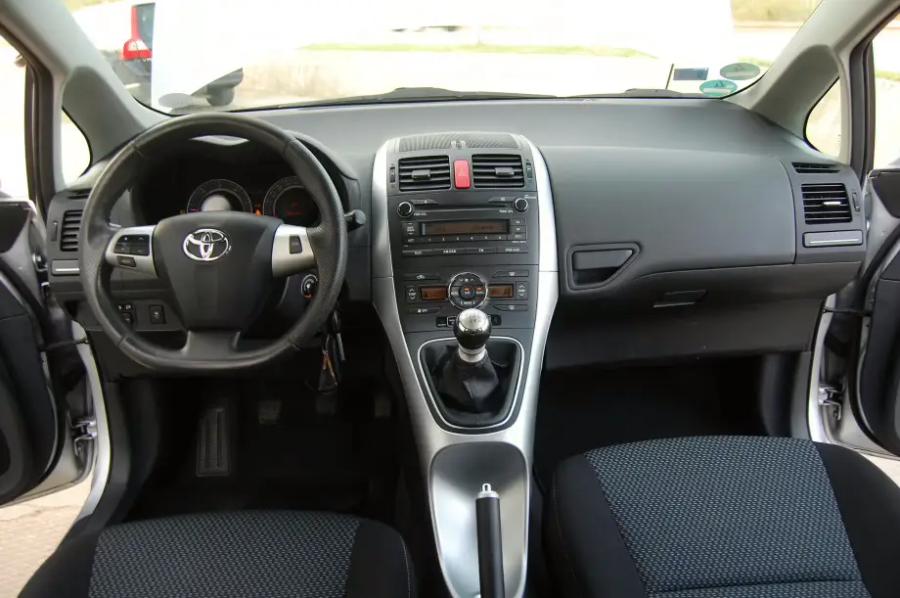 Pelēks Toyota Auris 2010 Jēkabpils, ar dzinēja tilpumu 1.40 L un nobraukumu 247 tūkst. km par 4999 €, foto 21 vietnē AUTOMOTO.COM.LV