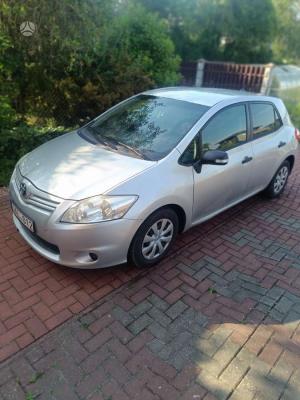 Pelēks Toyota Auris 2010 Viļņa, ar dzinēja tilpumu 1.36 L un nobraukumu 261 tūkst. km par 2500 €, foto  vietnē AUTOMOTO.COM.LV