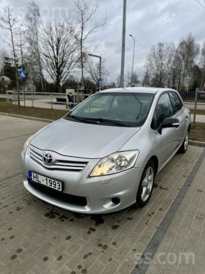 Pelēks Toyota Auris 2010 Rīga, ar dzinēja tilpumu 1.40 L un nobraukumu 240 tūkst. km par 2299 €, foto  vietnē AUTOMOTO.COM.LV