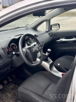 Grey Toyota Auris 2010 in Riga, with an engine capacity of 1.40 L and mileage of 240 thousand km for 2299 €, photo 3 on AUTOMOTO.COM.LV