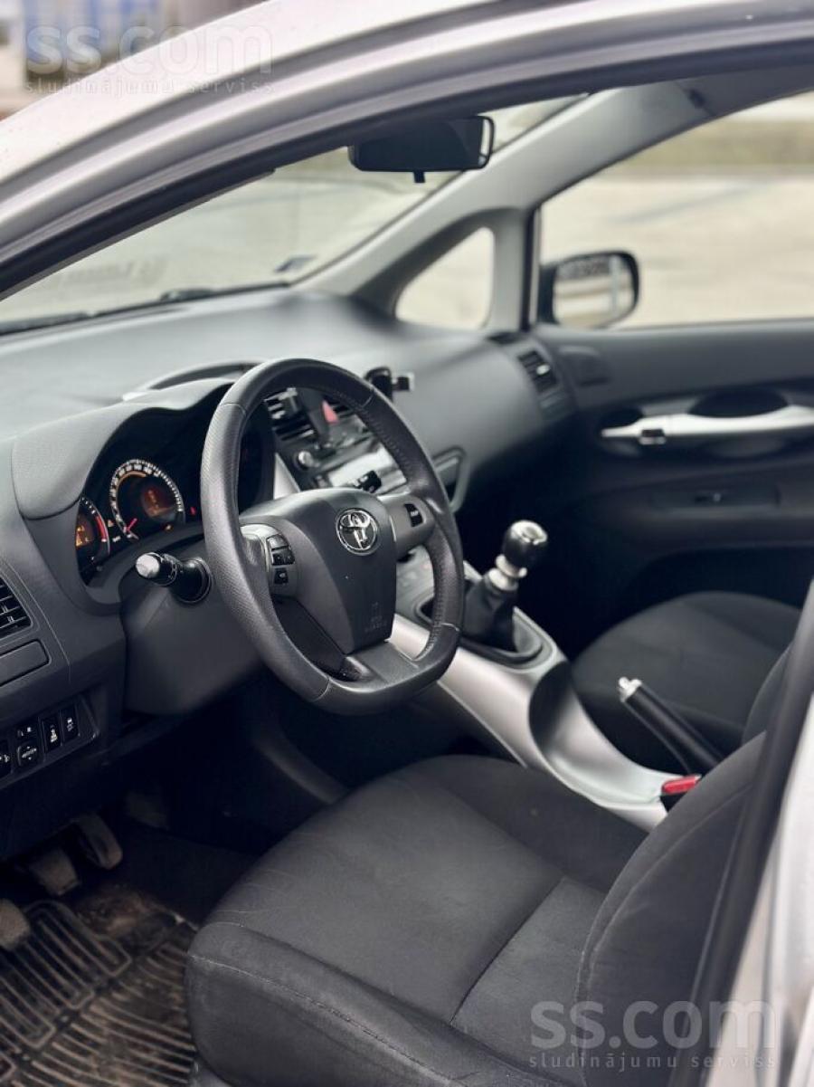 Grey Toyota Auris 2010 in Riga, with an engine capacity of 1.40 L and mileage of 240 thousand km for 2299 €, photo 3 on AUTOMOTO.COM.LV