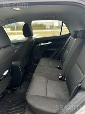 Grey Toyota Auris 2010 in Riga, with an engine capacity of 1.40 L and mileage of 240 thousand km for 2299 €, photo 4 on AUTOMOTO.COM.LV