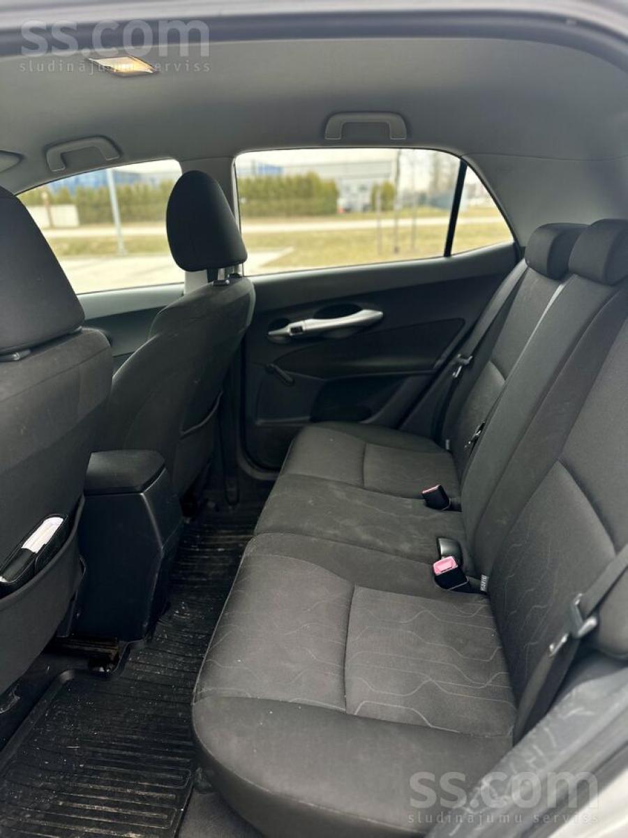 Grey Toyota Auris 2010 in Riga, with an engine capacity of 1.40 L and mileage of 240 thousand km for 2299 €, photo 4 on AUTOMOTO.COM.LV