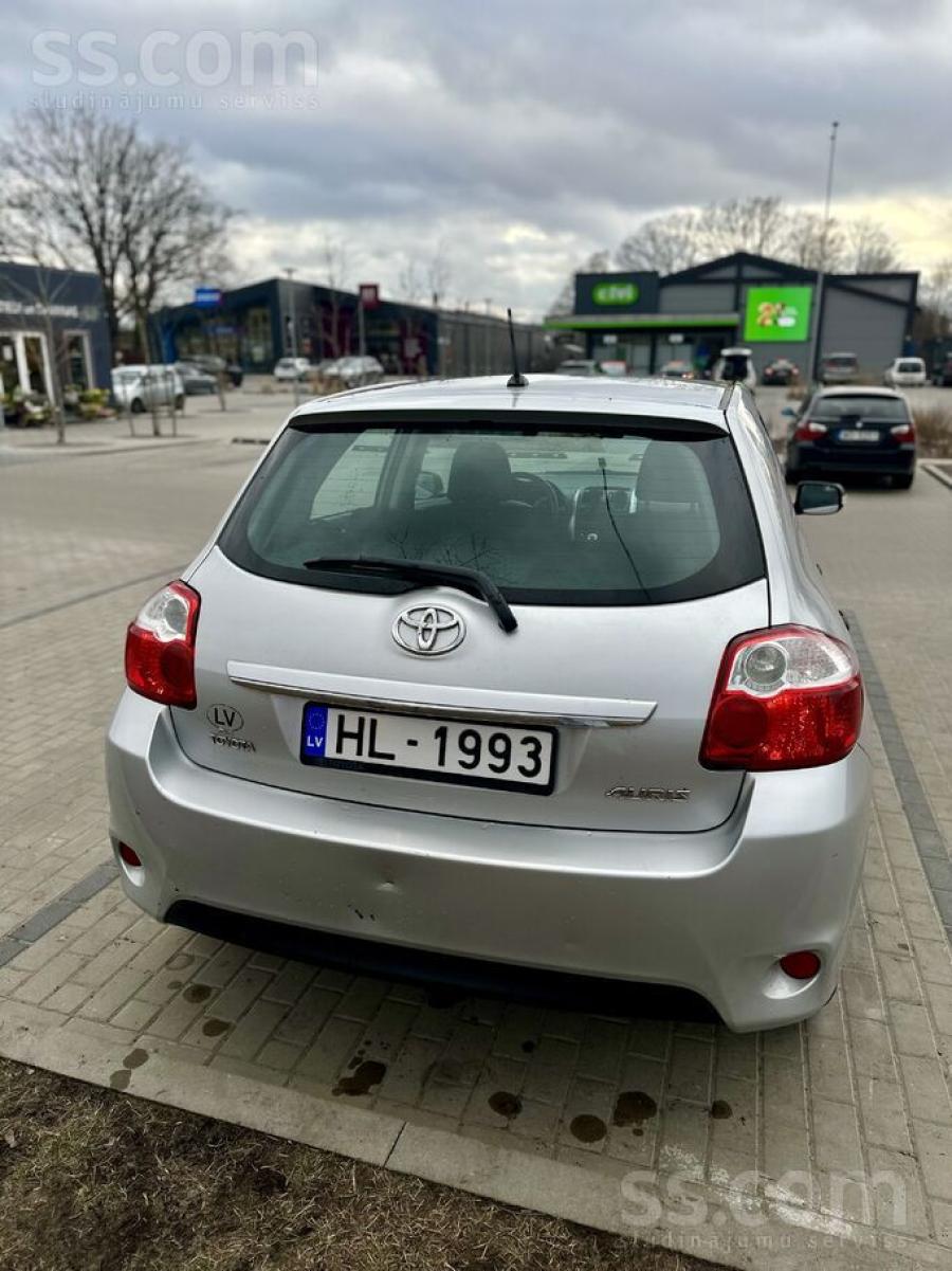 Grey Toyota Auris 2010 in Riga, with an engine capacity of 1.40 L and mileage of 240 thousand km for 2299 €, photo 6 on AUTOMOTO.COM.LV