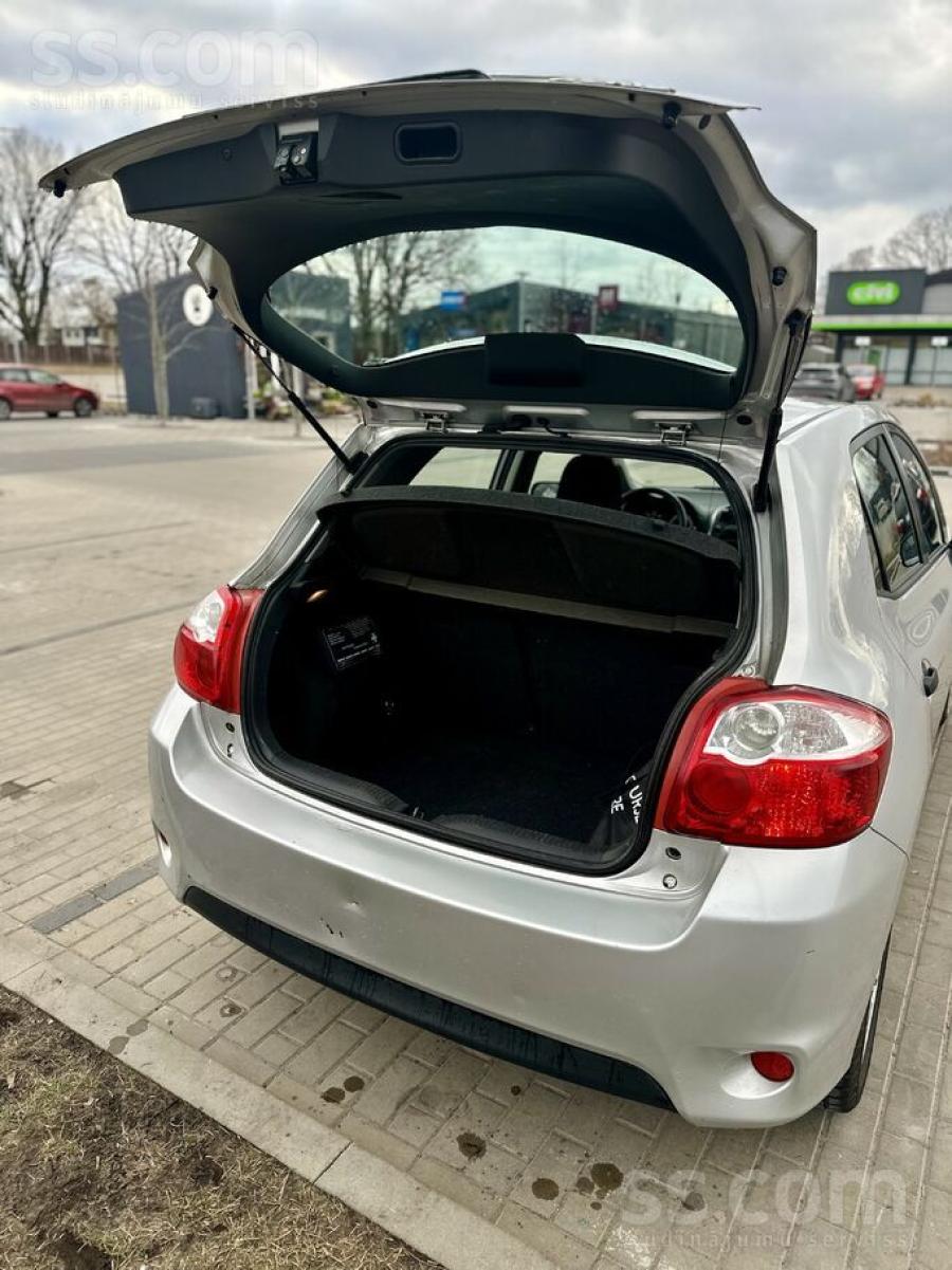 Grey Toyota Auris 2010 in Riga, with an engine capacity of 1.40 L and mileage of 240 thousand km for 2299 €, photo 7 on AUTOMOTO.COM.LV