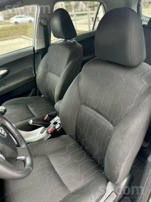 Grey Toyota Auris 2010 in Riga, with an engine capacity of 1.40 L and mileage of 240 thousand km for 2299 €, photo 8 on AUTOMOTO.COM.LV