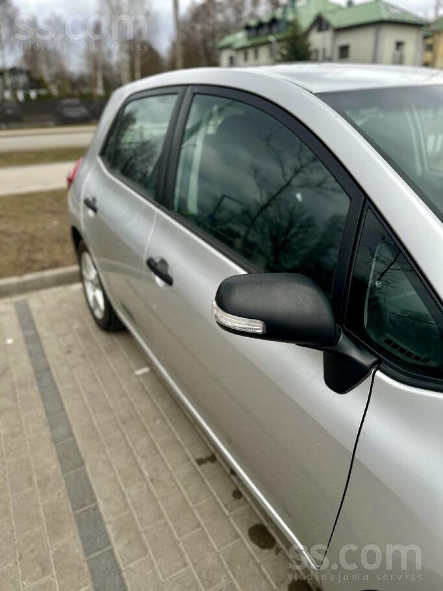 Grey Toyota Auris 2010 in Riga, with an engine capacity of 1.40 L and mileage of 240 thousand km for 2299 €, photo 10 on AUTOMOTO.COM.LV
