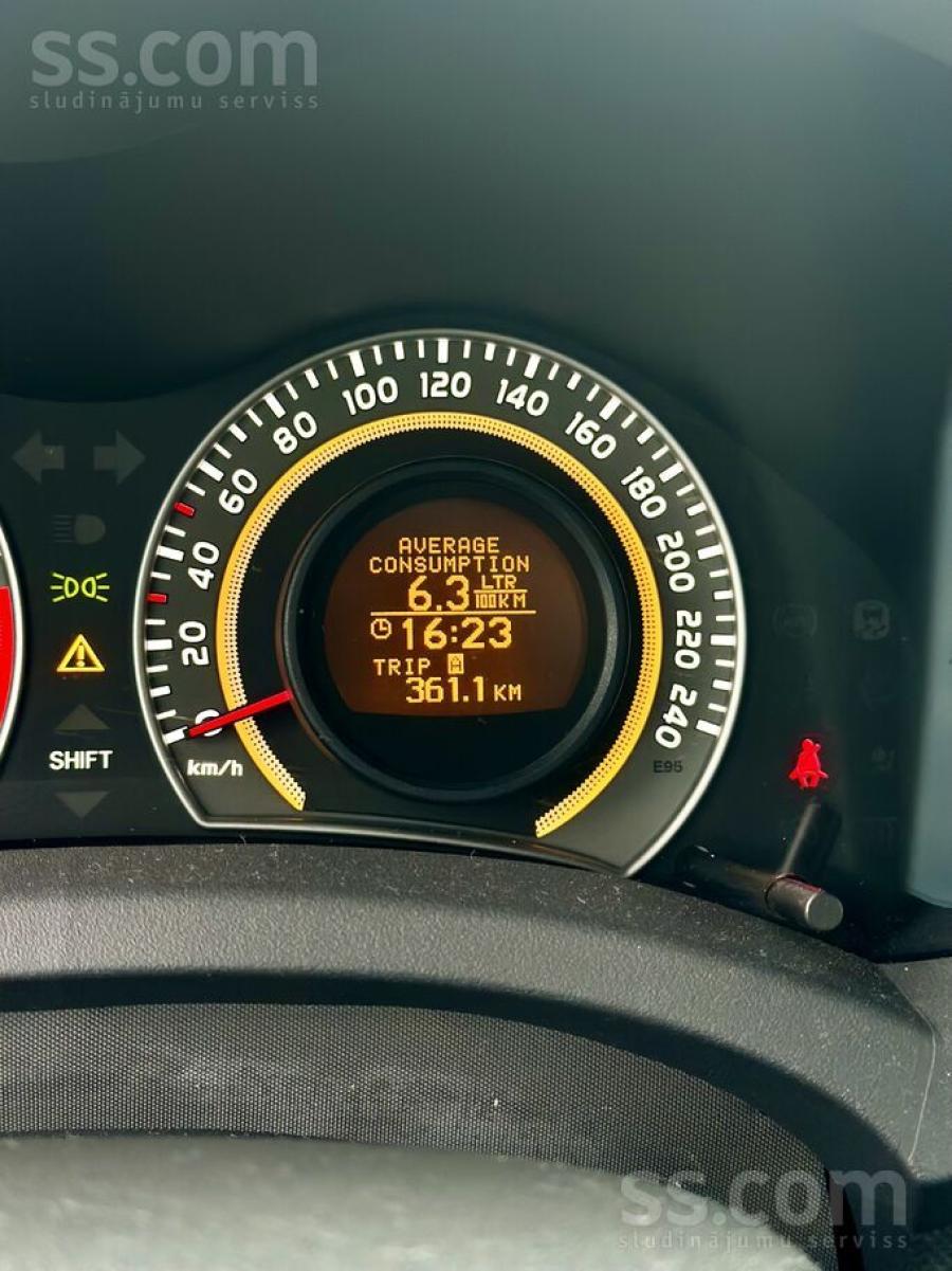 Grey Toyota Auris 2010 in Riga, with an engine capacity of 1.40 L and mileage of 240 thousand km for 2299 €, photo 13 on AUTOMOTO.COM.LV